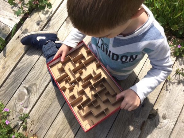 Les bonnes raisons de fabriquer un labyrinthe en carton à vos enfants