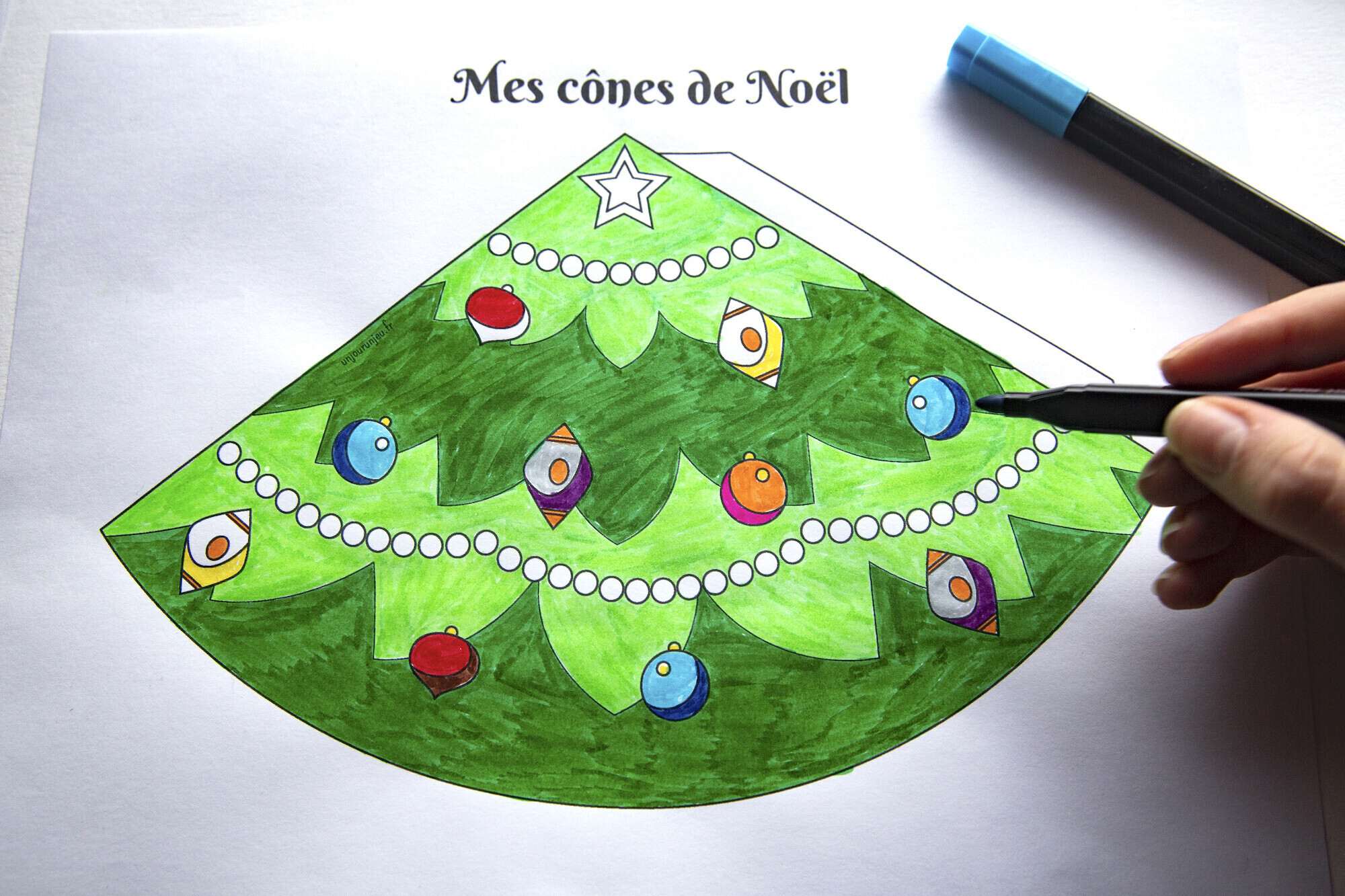 Mes jolis cônes de Noël à colorier - Un jour un jeu