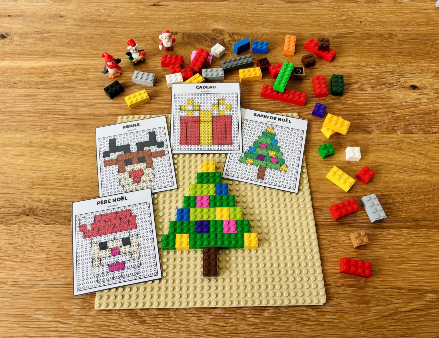 Modèles LEGO de Noël à construire (cartes à imprimer) - Un jour un jeu